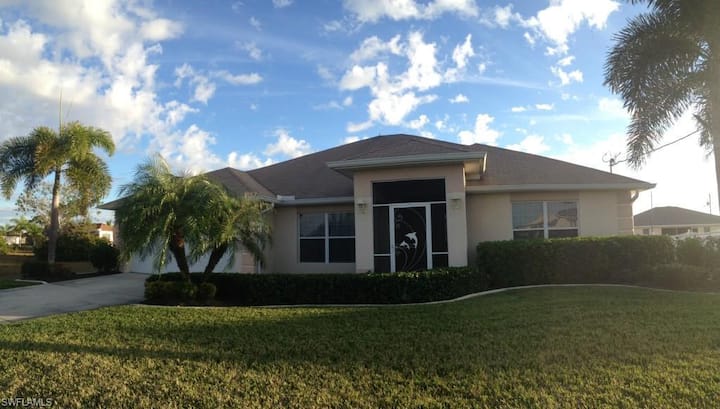 Cozy Home With Spacious Rooms. - Burnt Store Marina