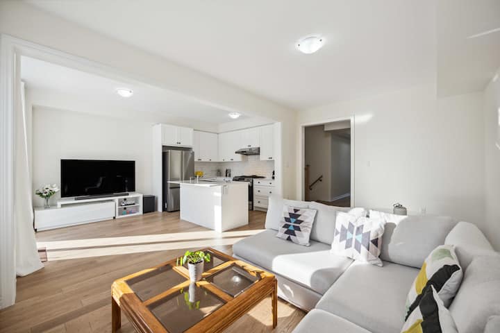 Luxury 4br Getaway W/ Modern Amenities & 2 Parking - Ajax