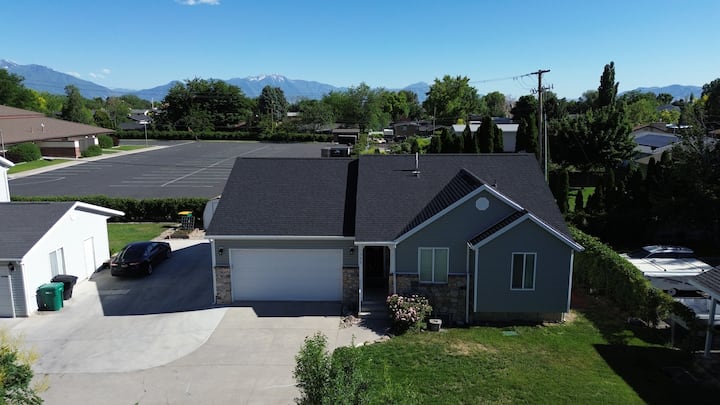 Spacious 3 Br W/ King Bed + Mountain View - 奧勒姆