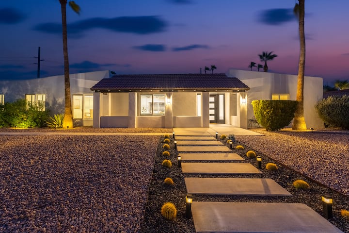 Spacious Oasis | Huge Backyard W/ Fire Pit + Pool - Phoenix