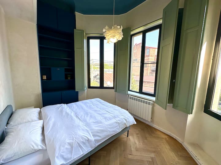Sky Blue House In The Heart Of The City - Tbilissi