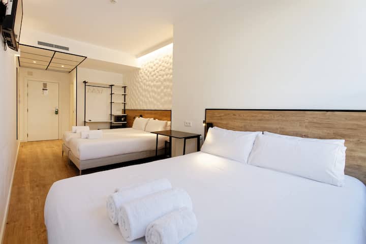 Quadruple Room With Cityview - Barcelona