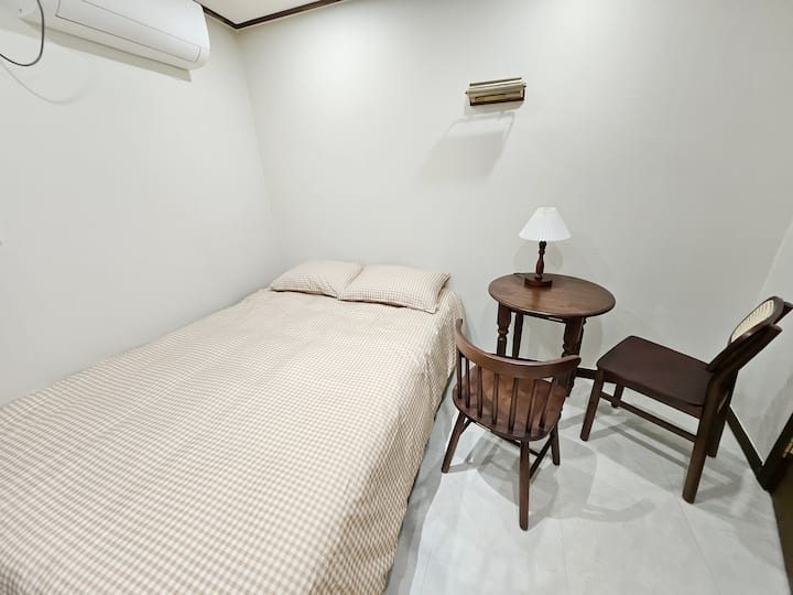 동대문역사공원역  신당역 근처 화장실 포함 깔끔한 객실 - Seoul