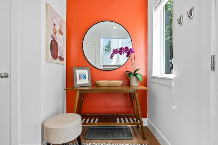 Sleek & Artsy Townhome - 2 Car Garage - Salt Lake City Airport (SLC)