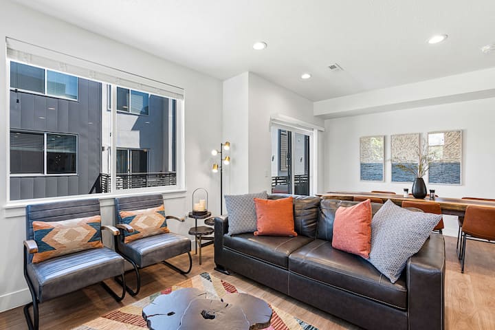 Sleek & Artsy Townhome - 2 Car! - Salt Lake City, UT