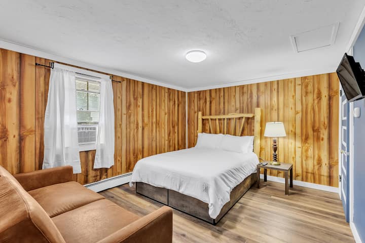 Large Room | Escanaba Motel | Queen Bed | Wifi - Escanaba, MI