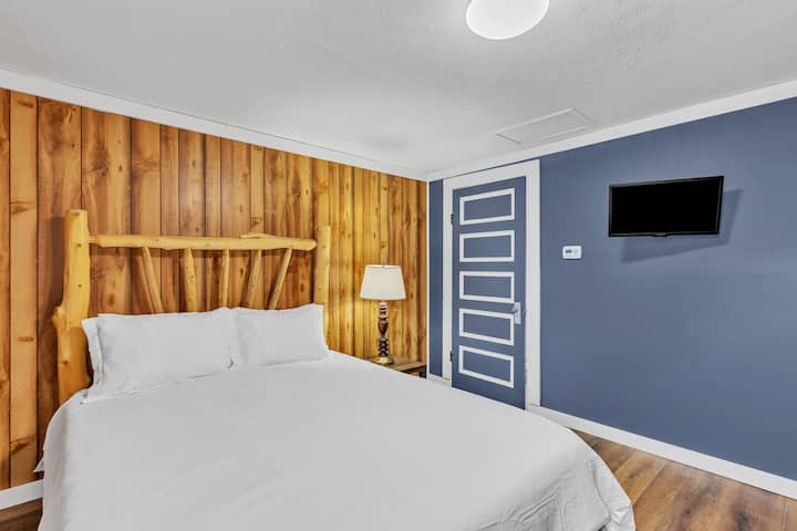 Large Room | Escanaba Motel | Queen Bed | Wifi - Escanaba, MI