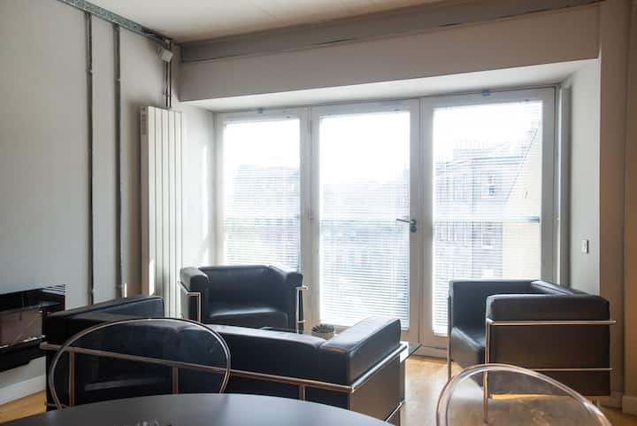 Former University Press Building: Stylish Loft Apt - Edinburgh, UK