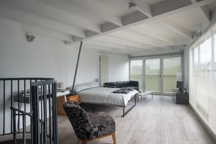 Former University Press Building: Stylish Loft Apt - Edinburgh