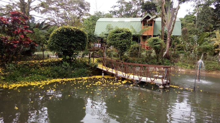 Bella Cabaña Con Jardines - Quesada