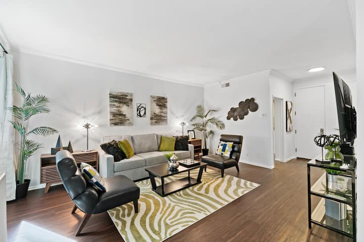 Beverly Hills Gem 1-br Apt + Parking, Pool Access - Beverly Hills, CA