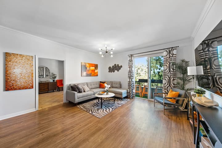 Beverly Hills Haven 2 Br Apt + Murphy Bed, Parking - Beverly Hills, CA