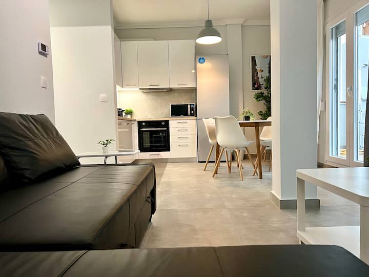 Modern Apt Big Balcony & Free Parking & Fast Wifi - Thessaloniki