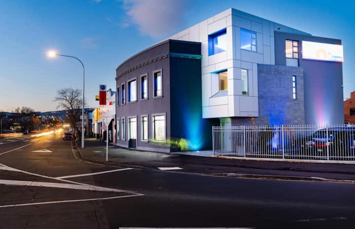 Boutique Hotel - Sleeps 16, Spa Pools & More - Dunedin