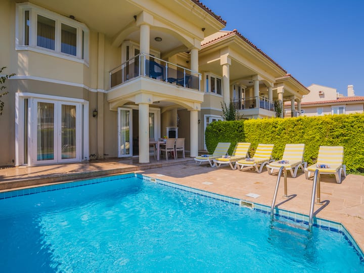 ÇAlışta Denize Sıfır 8 Kişilik Villa - Fethiye