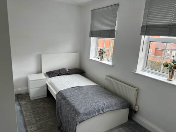 This Specious House Is A Calm, Offering 3 Rooms. - St Albans