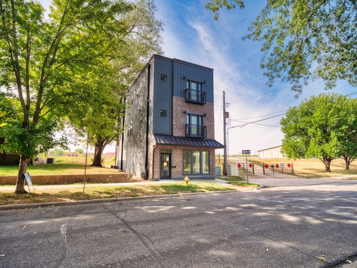 Modern & Relaxing ~ 2 Balconies ~ River View ~ Pkg - Lawrence, KS