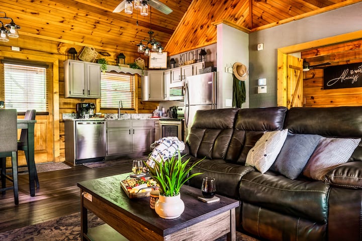 Rustic Nest|romantic Hot Tub Retreat|pet Friendly - Pigeon Forge, TN