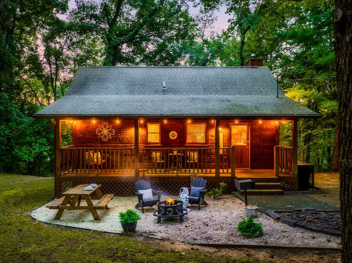 Hot Tub + King Bed + Fire Pit + 1 Mile To Parkway - Pigeon Forge, TN