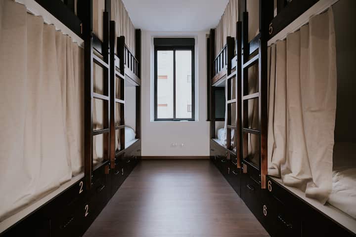Cama Em Dormitório De 8 Pessoas - Porto