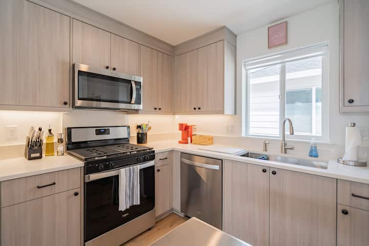 New, Private Guest House! Must See! - Salem, OR