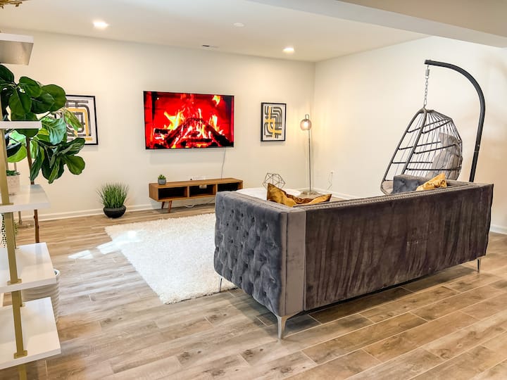The Sapphire - Luxe Suite • Queen Bed • 2000 Sqft - Gainesville, VA
