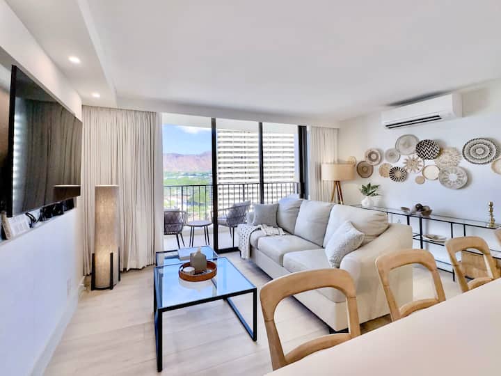 Ultra Modern-upscale Waikiki Banyan 1br W/parking! - Lanikai Beach, HI
