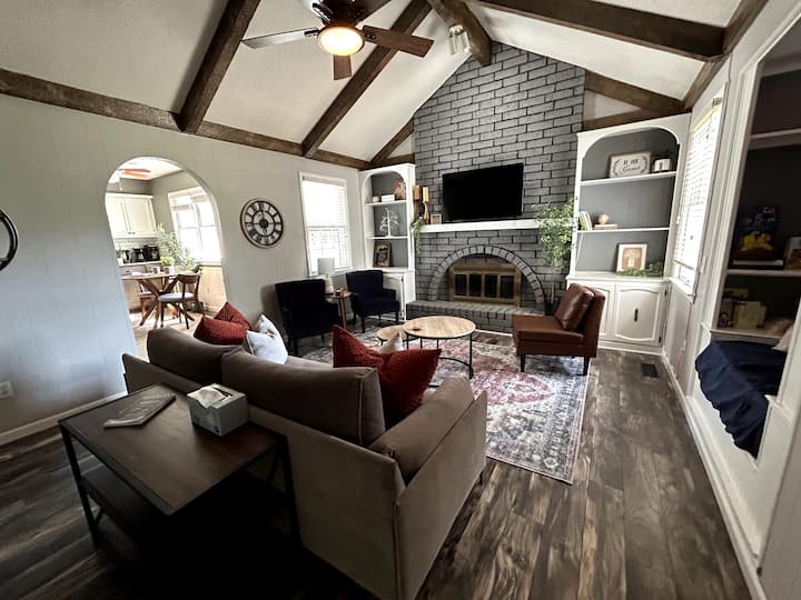 Centrally Located Update3kingw/dedicate Office+apt - Kansas City, MO