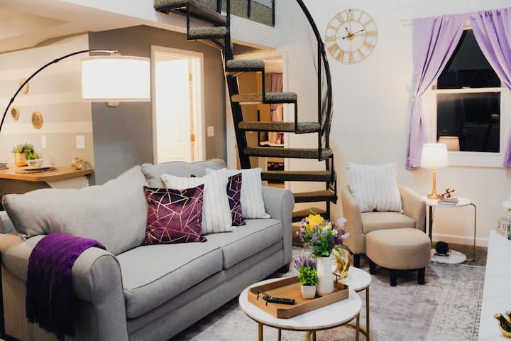 Chic Loft Retreat: King Bed, Coffee & Air Hockey! - ルイビル, KY