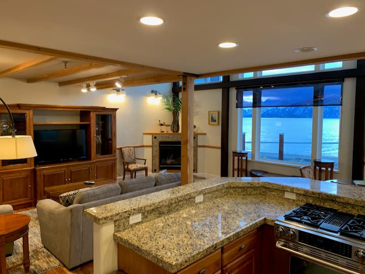 Beachfront Lodge #715 - Halibut Cove, AK