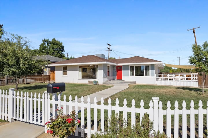 Stay At The Linden  ( 3b House With Pool And Deck) - Bakersfield, CA