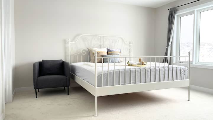 Elegant Modern Comforts Ensuite With Bathroom - Ottawa