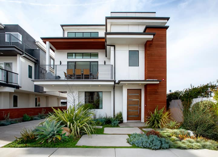 Modern & Sun-filled Family Home - Redondo Beach
