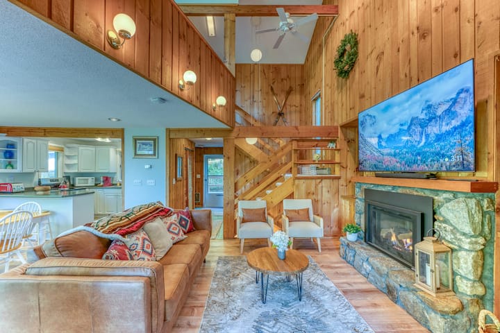 Summit View Modern Rustic Mtn View Shared Pool - Campton, NH