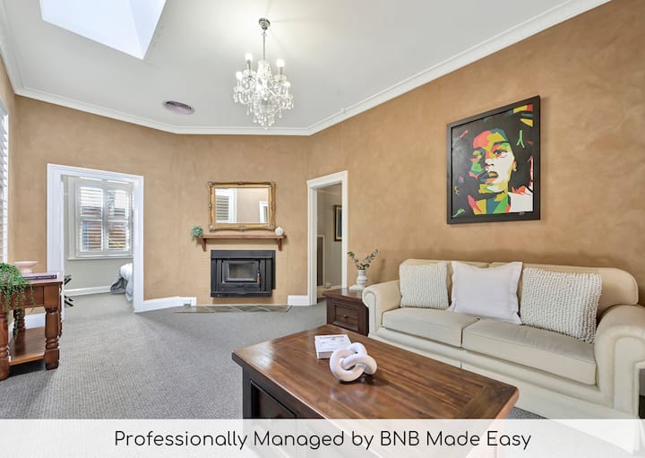 Heritage Charm On Hill | Tree-lined Walk To Town - Orange