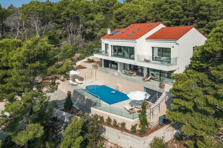 Stylish Lumbarda Villa - Sleeps 10 + Private Pool - Lumbarda