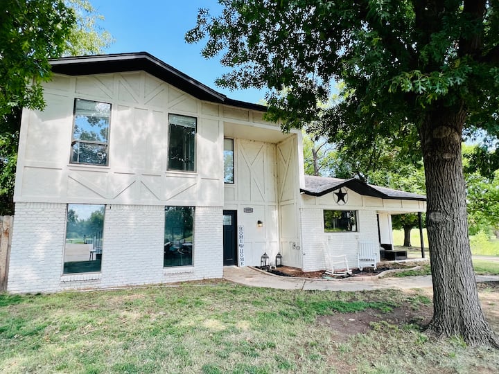 The House Of Serenity: Charming Retreat - Medicine Park, OK