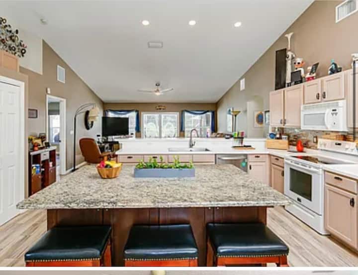 Sunny Pool Retreat - 포트 St. 루시