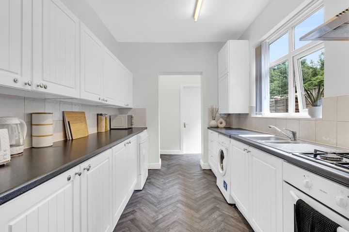 Modern 4br | Near M6 | Fast Wifi - バーミンガム