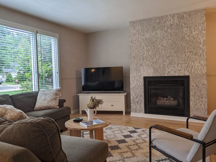 Beautiful Family Bungalow In Downtown Collingwood - Collingwood