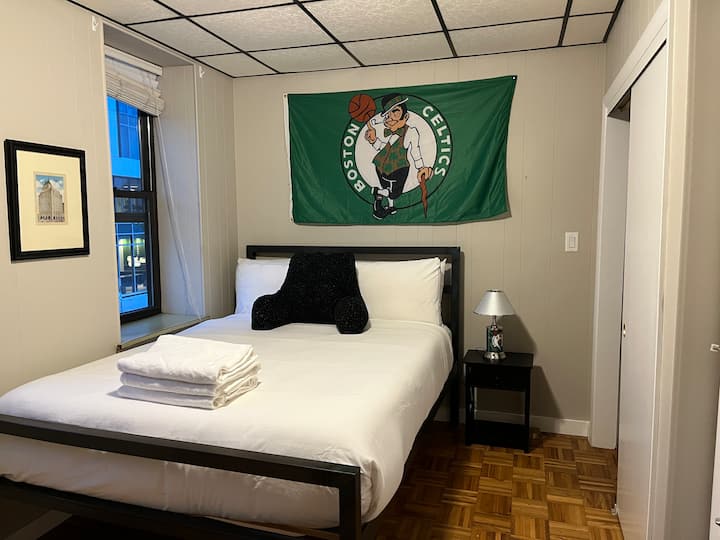 (42l5) Celtics Bruins Td Garden Outside Your Door! - Boston, MA