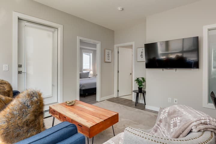 Free Underground Parking, Pet Friendly, King Bed - Calgary