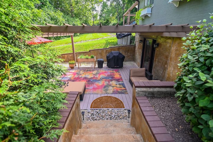 Cozy 2 Bed Apartment W/ Patio - Cincinnati, OH