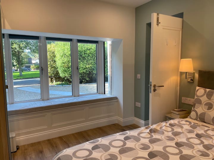 En-suite Bedroom In Leopardstown Near Luas Stop - Dublin