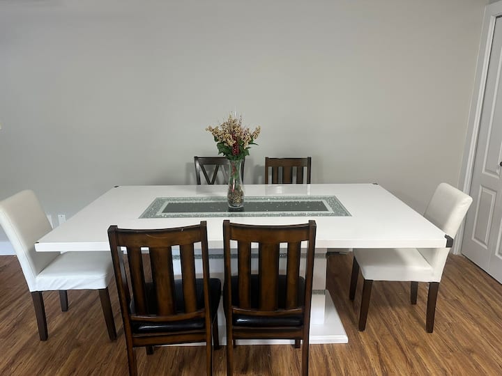 Spacious 2 Bed 1 Bath Suit - Abbotsford