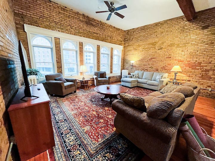 Penthouse @ The Commons. Stay Downtown! - Ithaca, NY