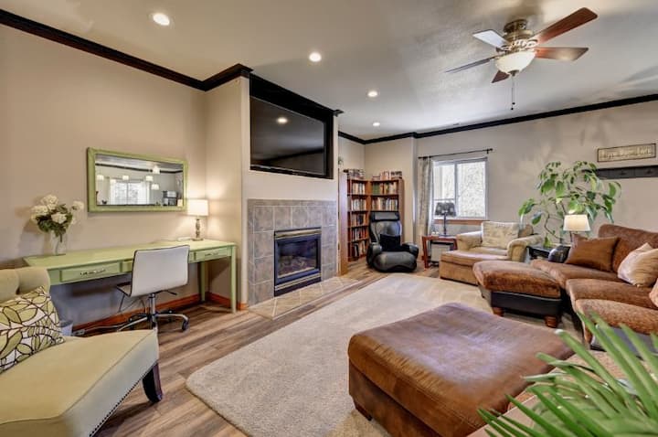 Comfortable, Amenity Rich - Near Attractions - Colorado Springs, CO