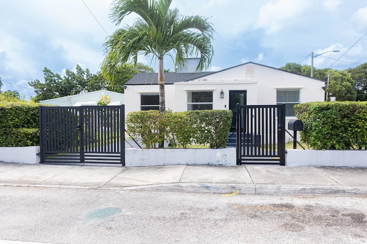 Charming Gated Home Near Wynwood - Miami, FL