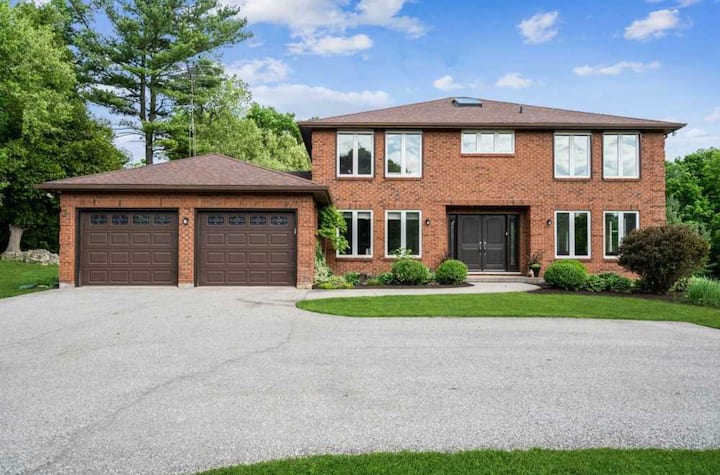 County Living In The City With 6 Parking Spaces - Milton