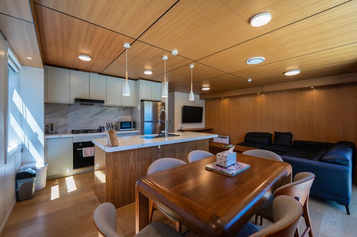 Cozy Bedroom With Ensuite - Cromwell